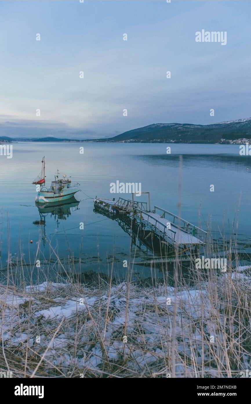Paysage de fjord avec mer et bateau Banque de photographies et d’images à haute résolution - Alamy