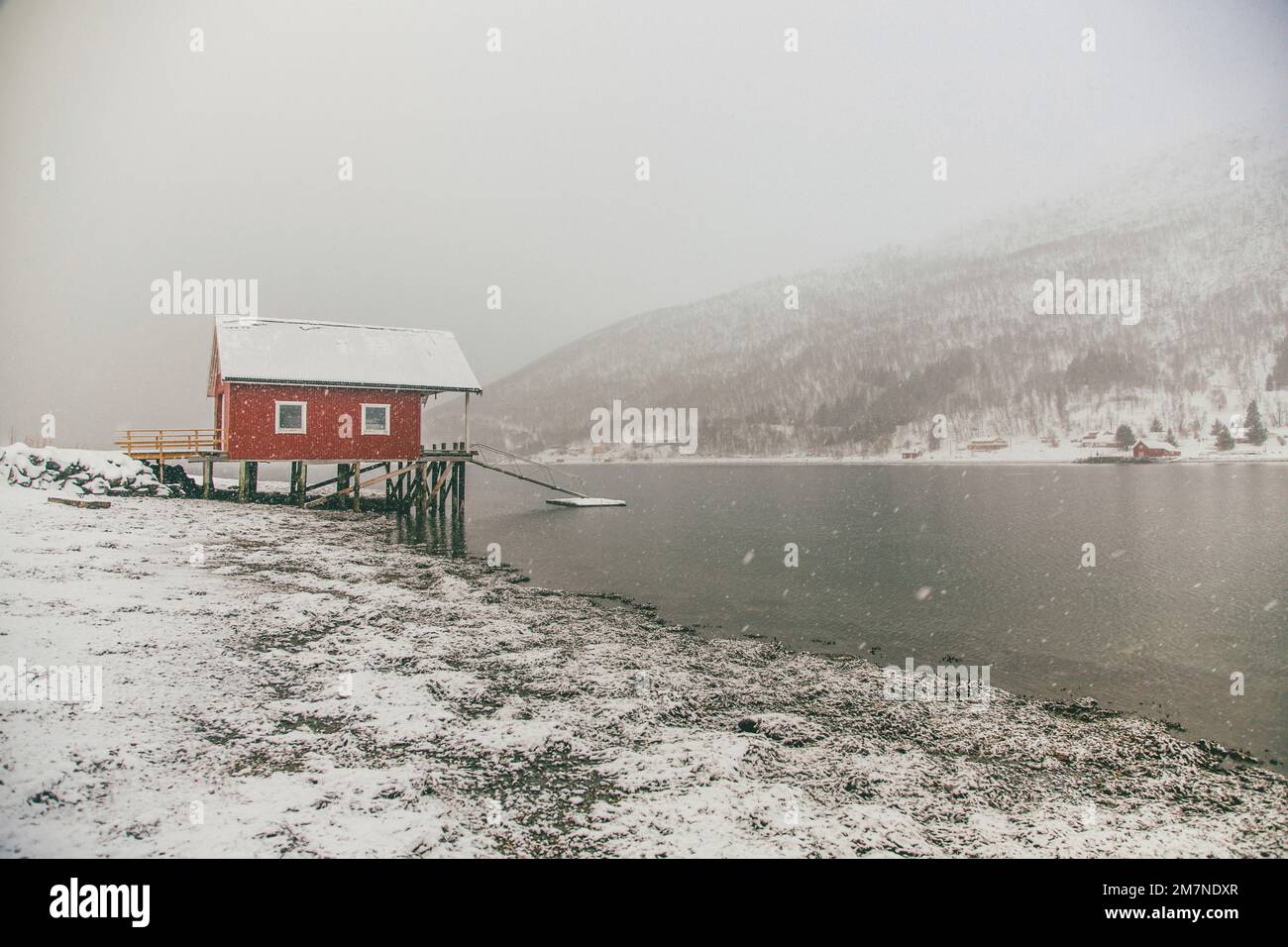 Maison rouge sur pilotis en norvege Banque de photographies et d’images ...