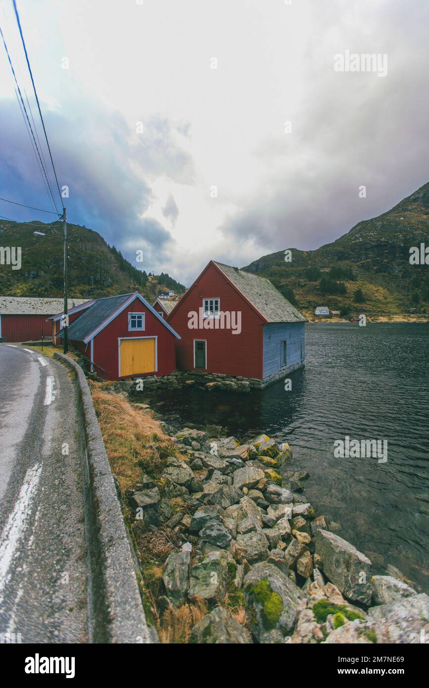 Chalet de pêche isolé sur le fjord en Norvège, paysage typique de fjord ...