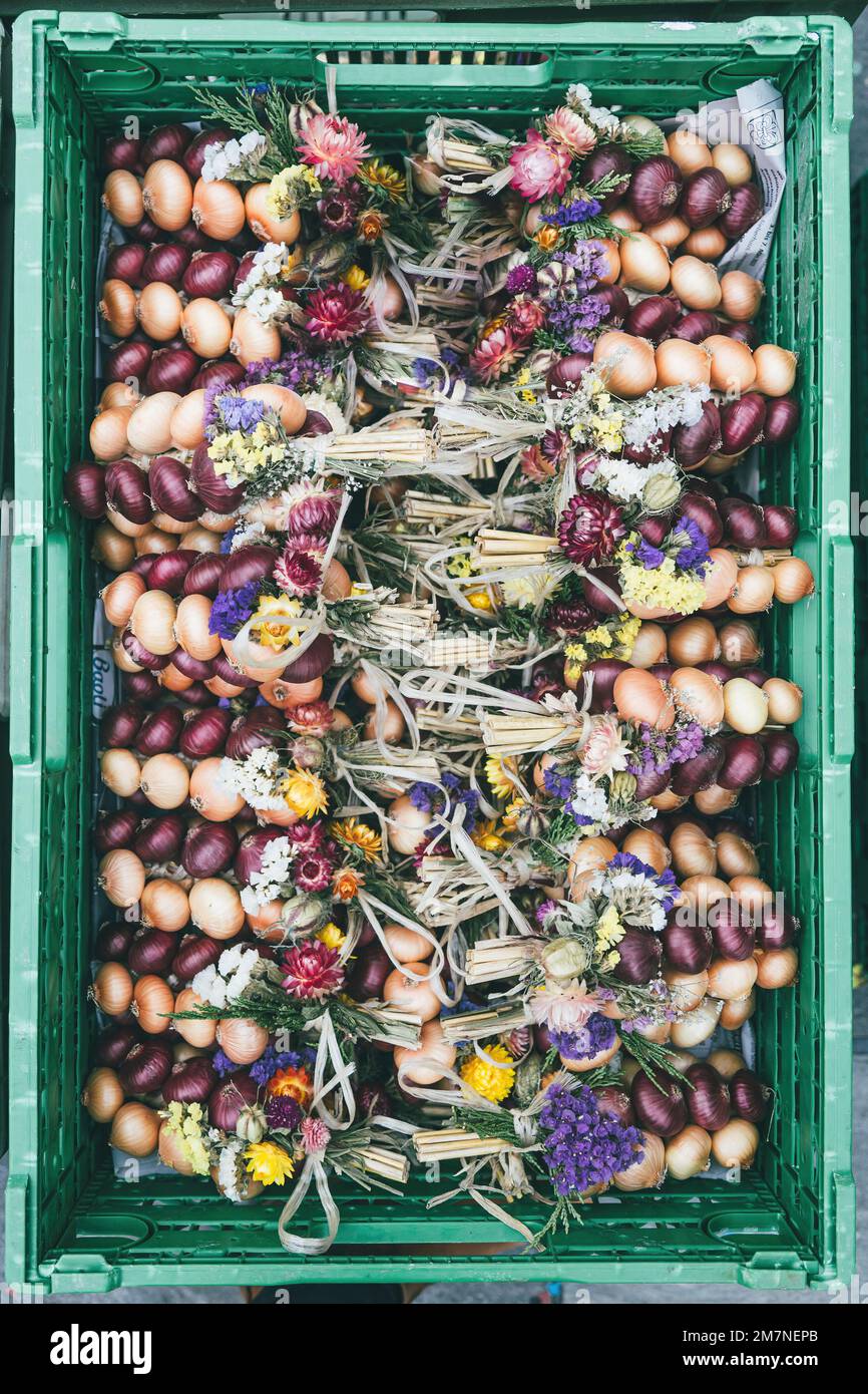 Oignons (plaques d'oignon) en boîte, Zibelemärit traditionnel, marché ...