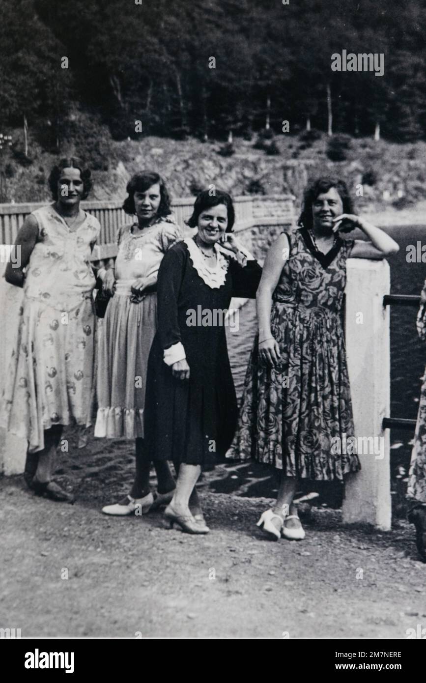 Vieille photo en noir et blanc de quatre copines Banque de ... Vieille photo en noir et blanc de quatre copines Banque de ...