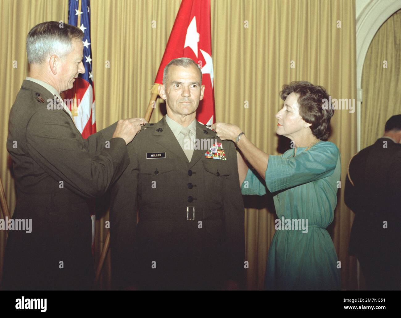 LE GÉNÉRAL Robert H. Barrow, commandant du corps des Marines, fait la ...