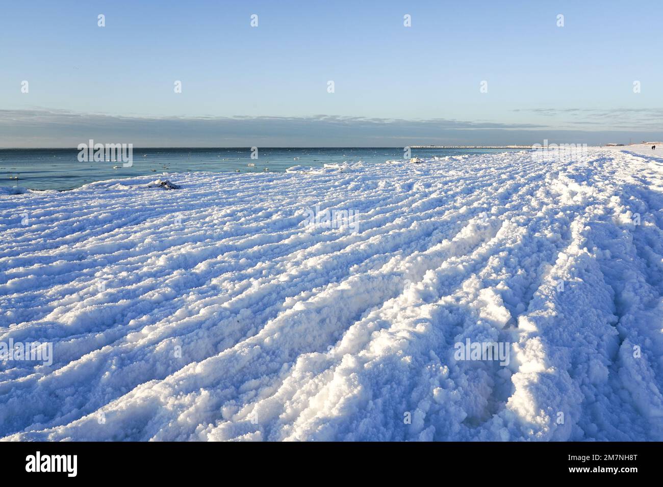 Formation de glace sur la côte de la mer Baltique, vagues d'eau se ...