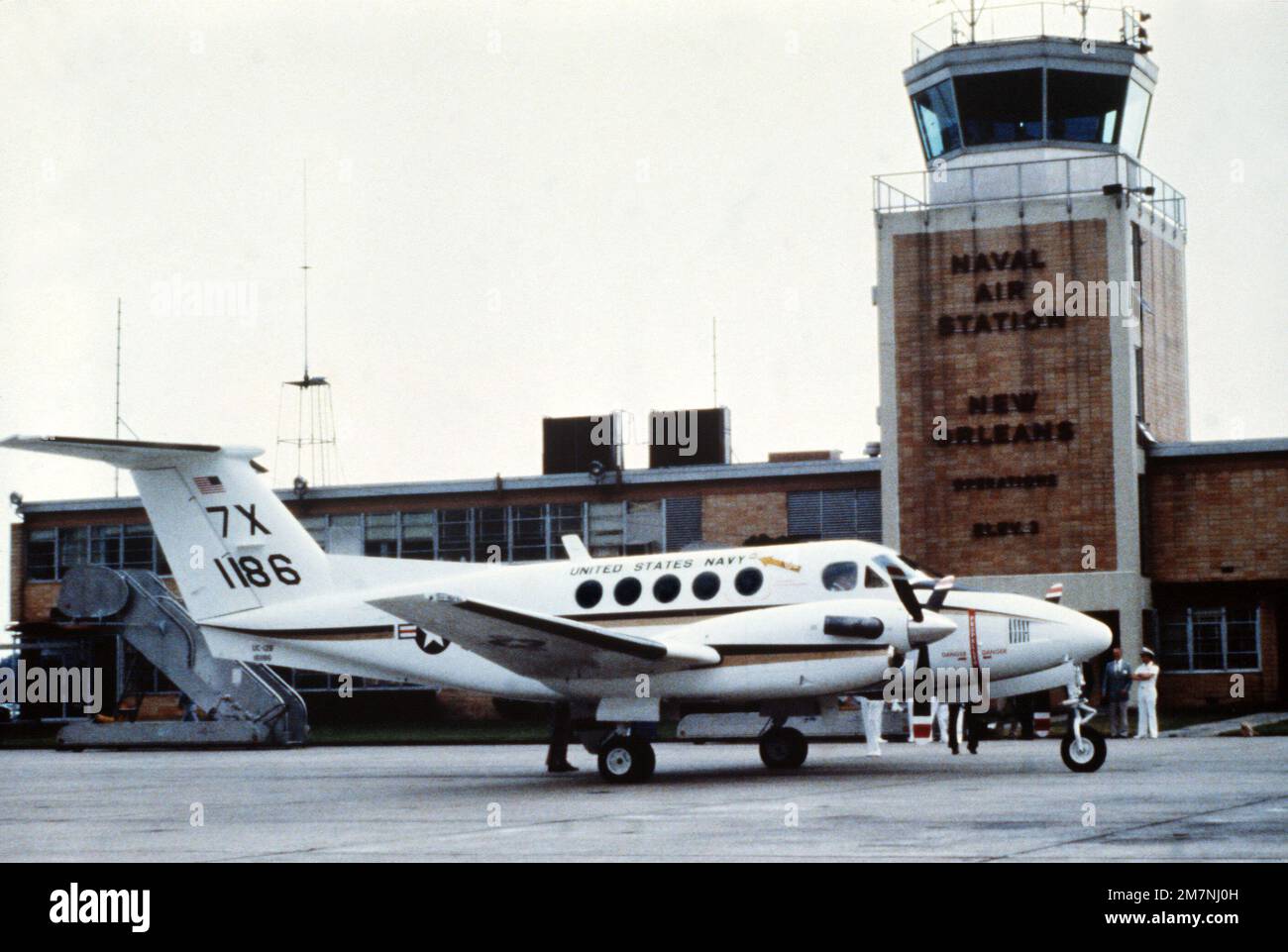 Vue du côté droit d'un avion de transport UC-12B stationné devant le ...