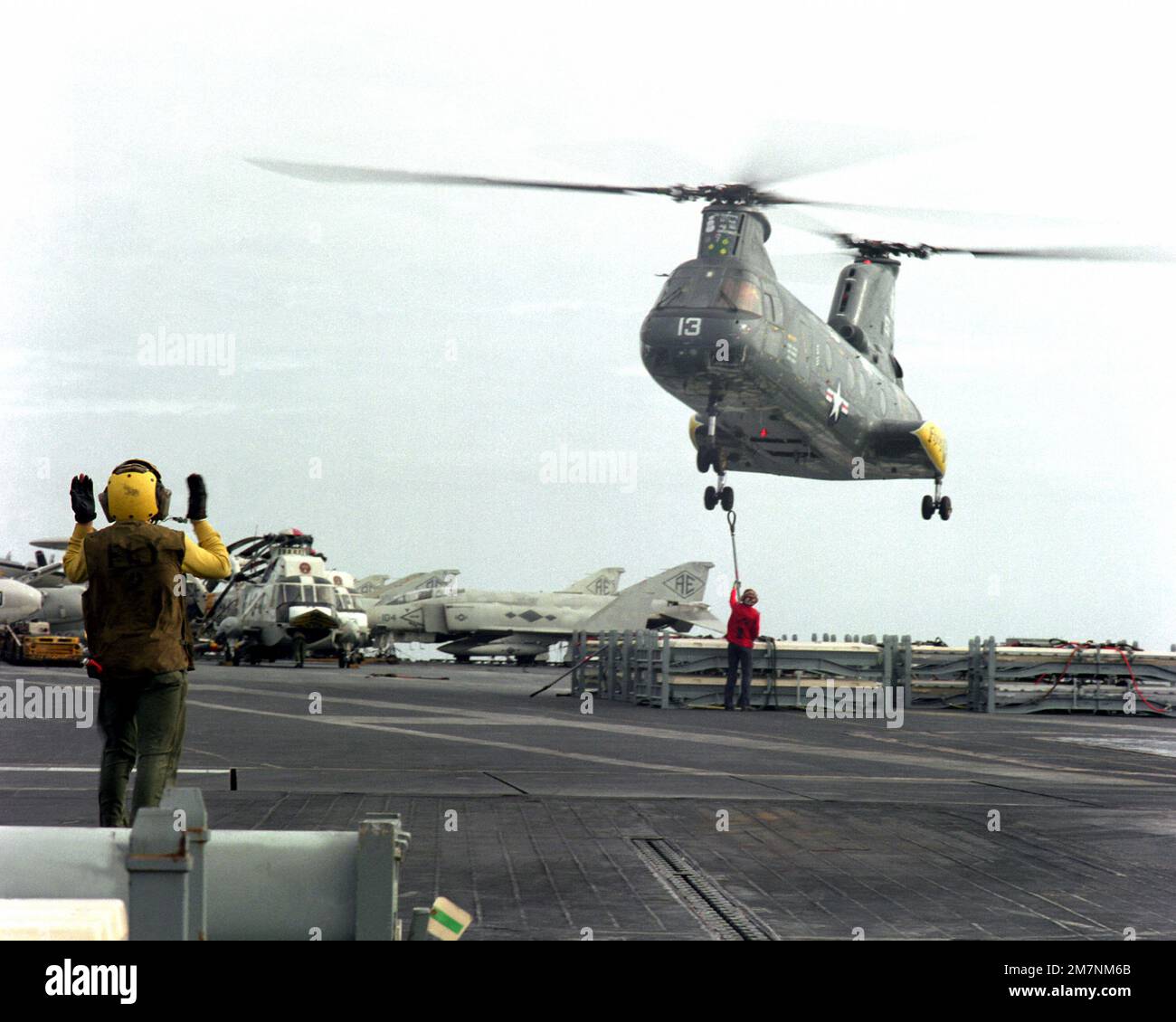 Un HÉLICOPTÈRE UH-46 Sea Knight abaisse la cargaison sur le plateau de ...