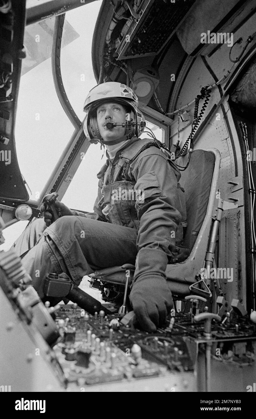 Pilote sur le pont Banque d'images noir et blanc - Alamy