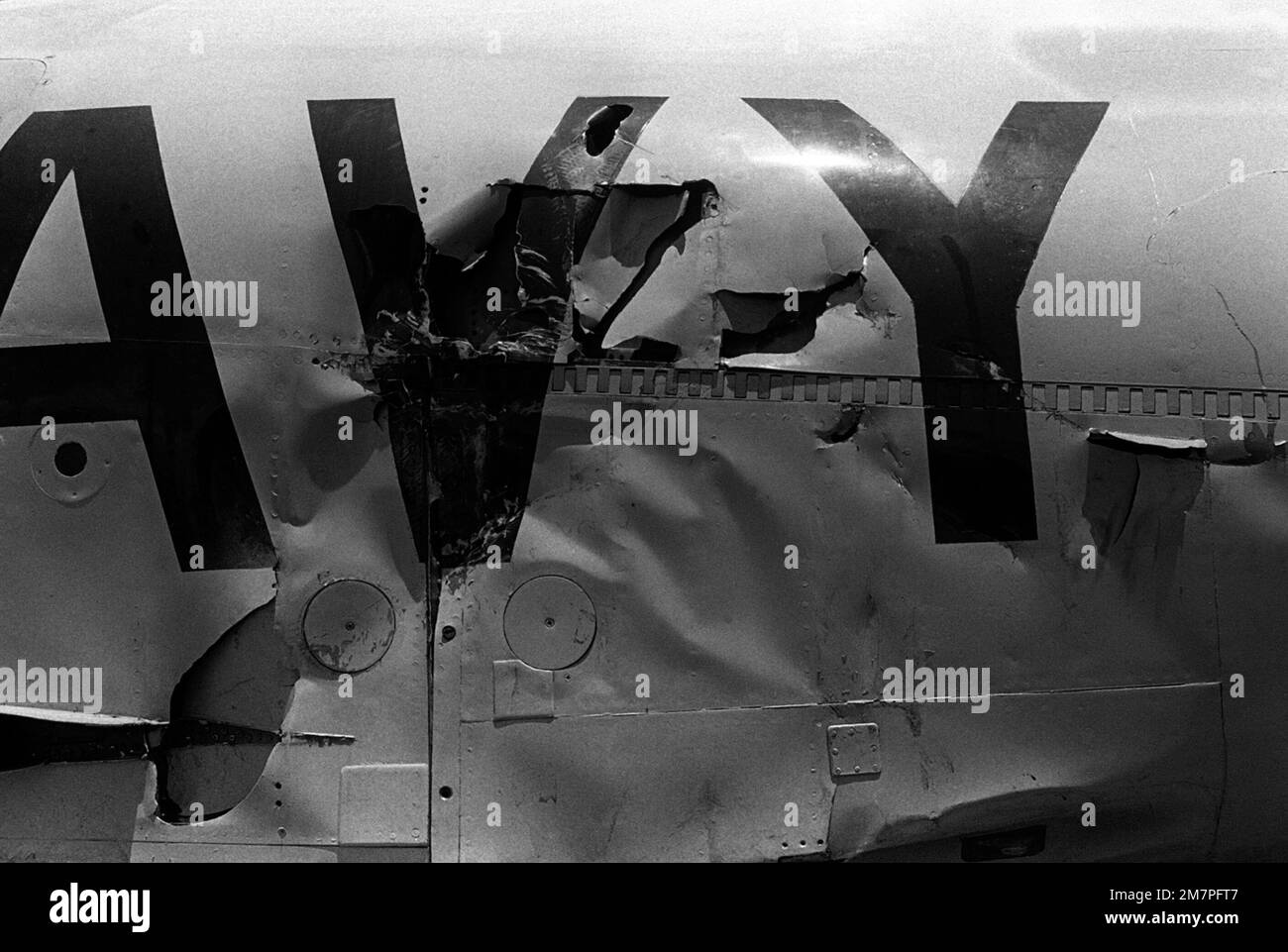 Vue des dommages causés au fuselage d'un avion lorsque le porte-avions ...