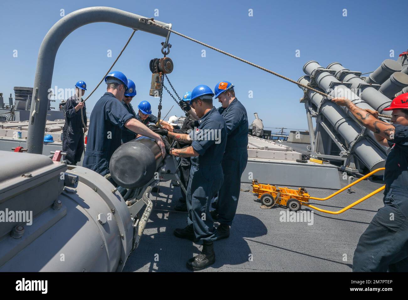 LES marins DE LA MER DES PHILIPPINES (11 mai 2022) chargent une ...