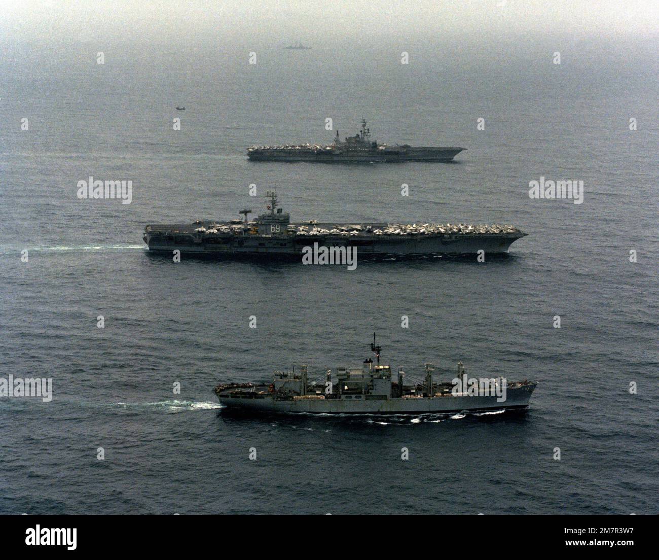 Une vue aérienne à tribord du navire USS mars (AFS 1), du porte-avions ...