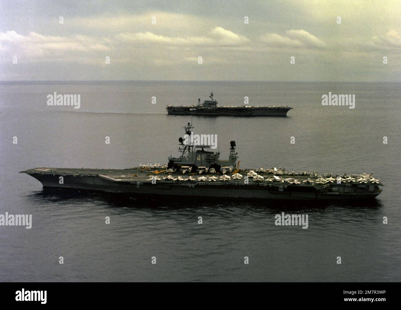 Une vue aérienne du porte-avions USS MIDWAY (CV 41) et une vue tribord ...