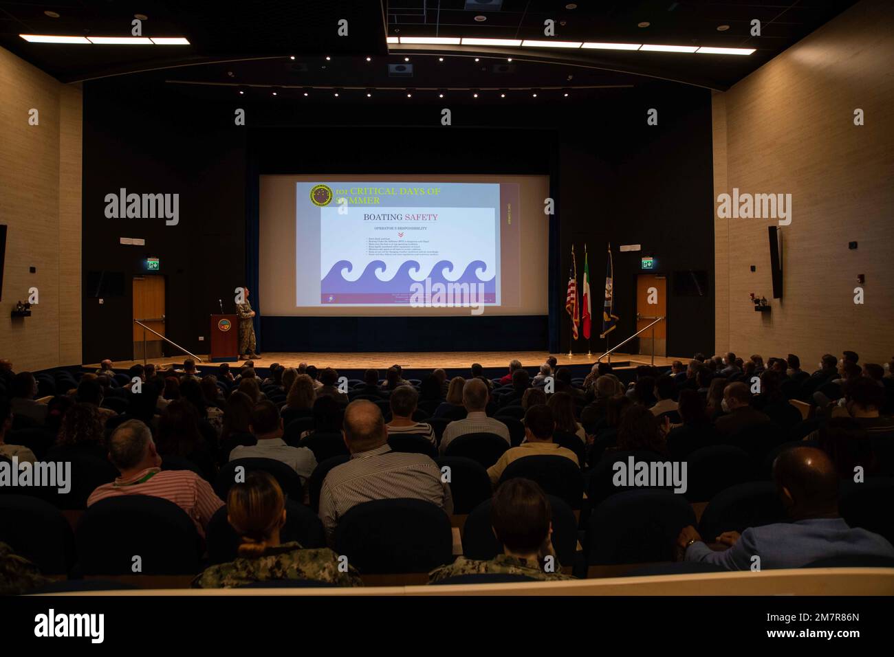 NAPLES, ITALIE –– Maître de commandement Mitcheal Burgin, région navale ...