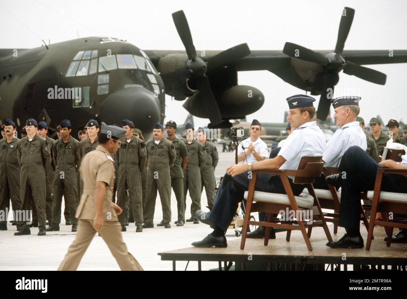 Le commandant de la Force aérienne des Philippines, le col Ricardo T ...