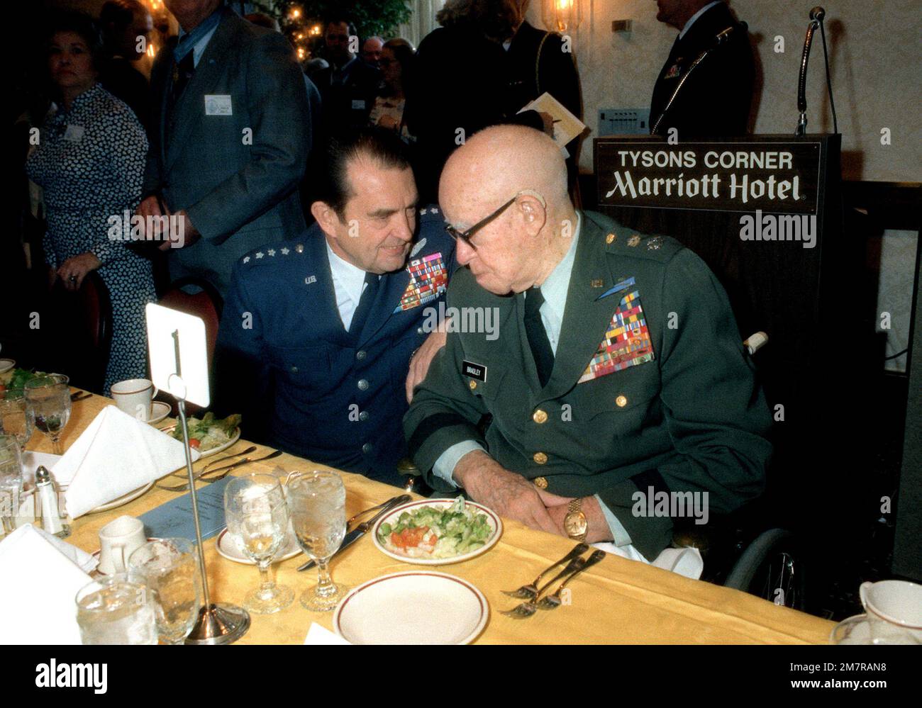 AGEN Omar Bradley, retraité, et le GEN David Jones, président des chefs ...