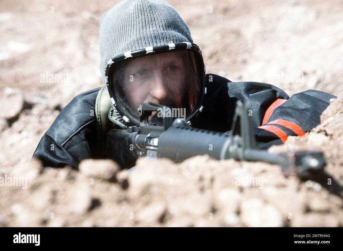 Un membre de l'escadron 8th de la police de sécurité portant des engins ...