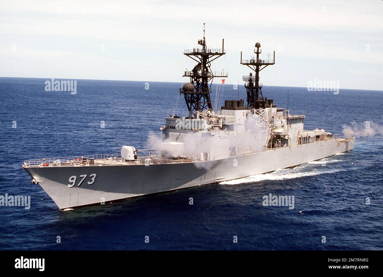 Vue aérienne de l'arc du port du destroyer de classe Spruance USS JOHN ...