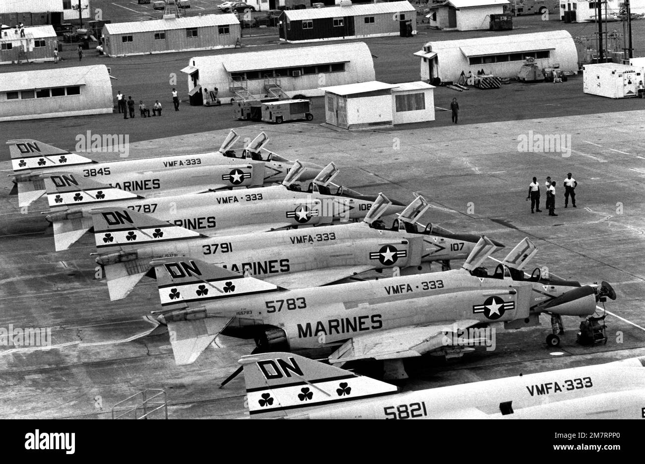 Vue aérienne du côté droit de cinq F-4 Phantom du Marine Fighter Attack ...