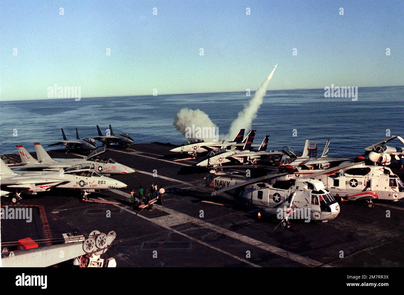 Un missile surface-air RIM-7 Sea Sparrow est lancé à partir du porte ...