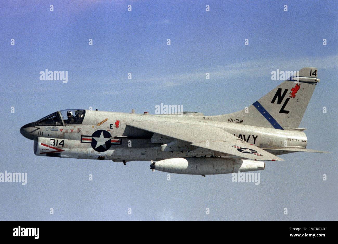 Vue latérale gauche en vol d'un Avion A-7E Corsair II, de l'escadron d ...