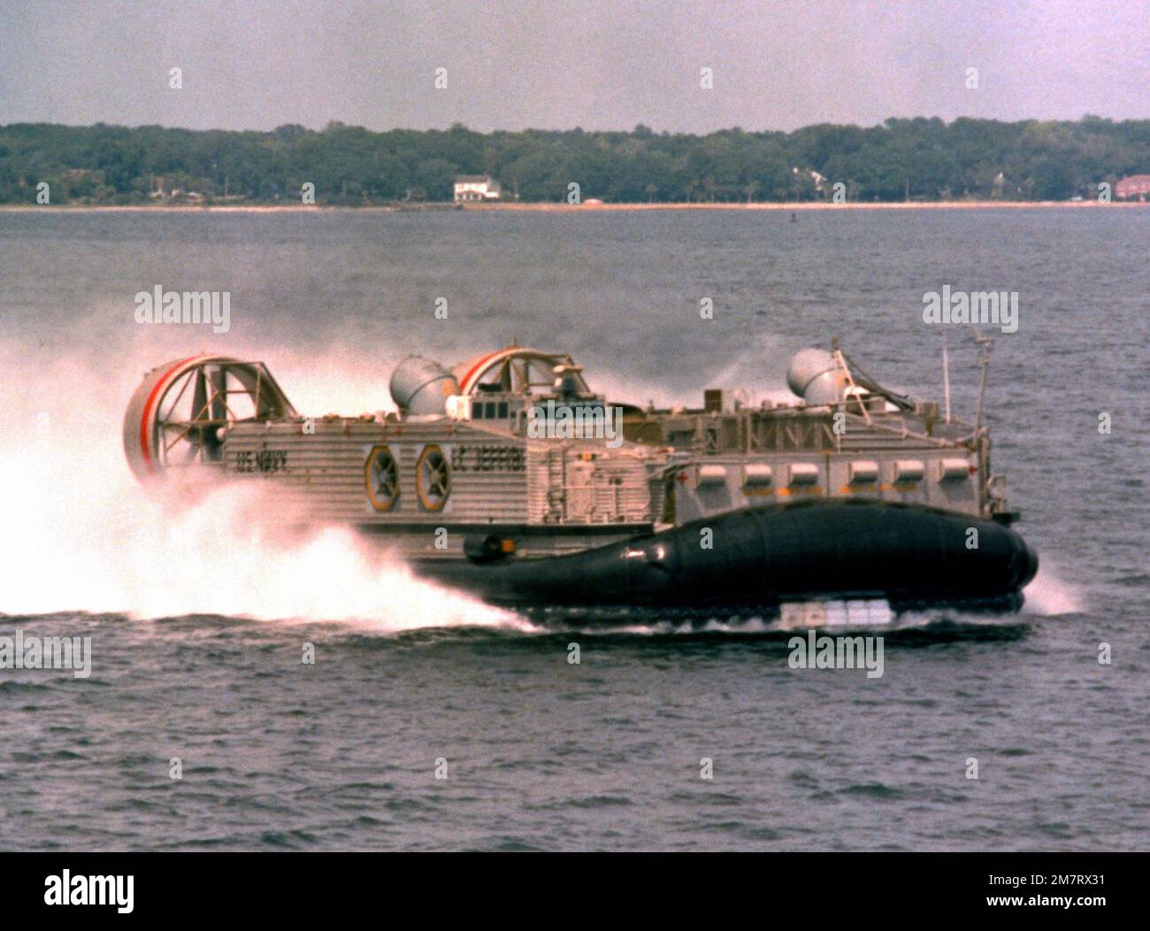 Une vue à tribord de l'embarcation amphibie d'atterrissage d'assaut ...