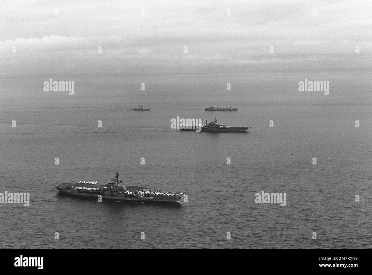 Vue aérienne à tribord du porte-avions USS MIDWAY (CV 41) et DE LA MER ...