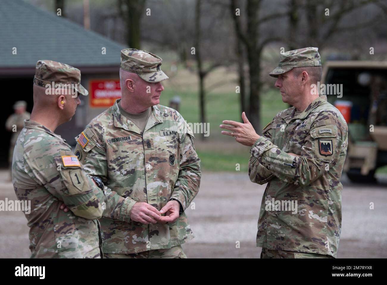 Le sergent de commandement John T. Raines, sergent-major de ...