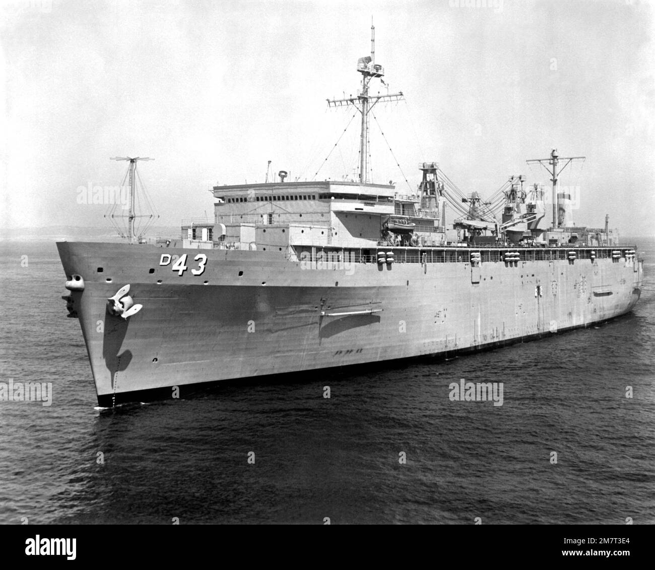 Une vue de l'arc de port du destroyer tendre USS CAPE COD (AD-43). Base ...