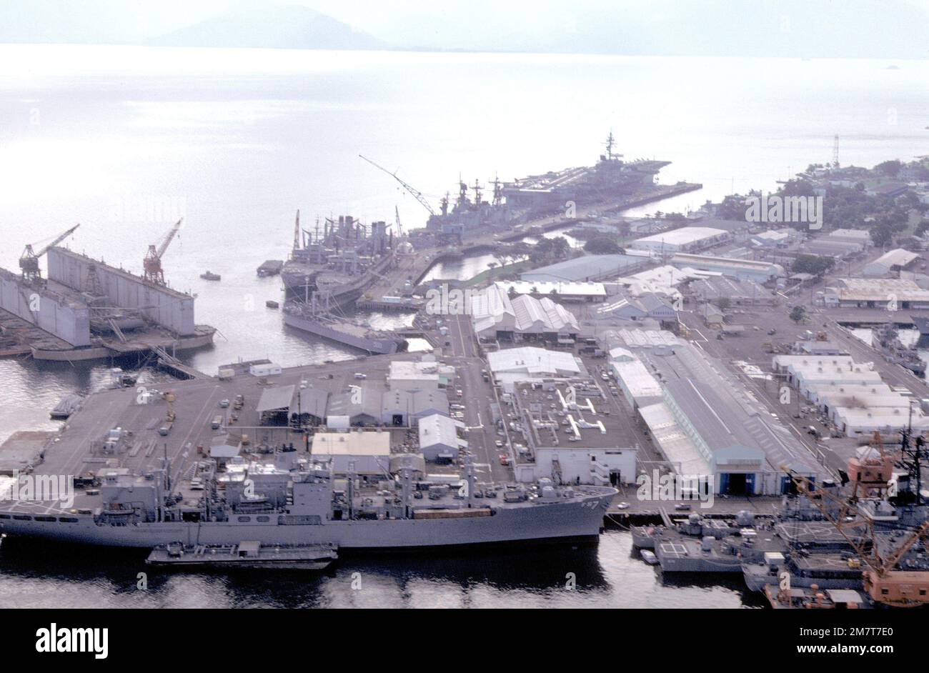 Une vue aérienne du port avec des navires ancrés, y compris le porte ...