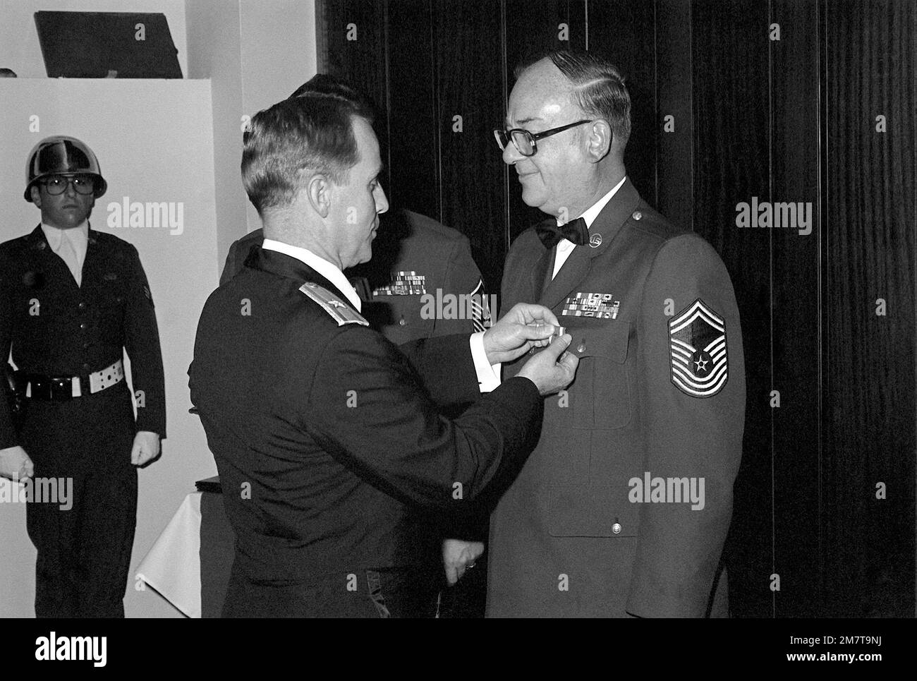 LE BGÉN David L. Nichols (à gauche) remet au CMSGT Thomas Dempsey une ...