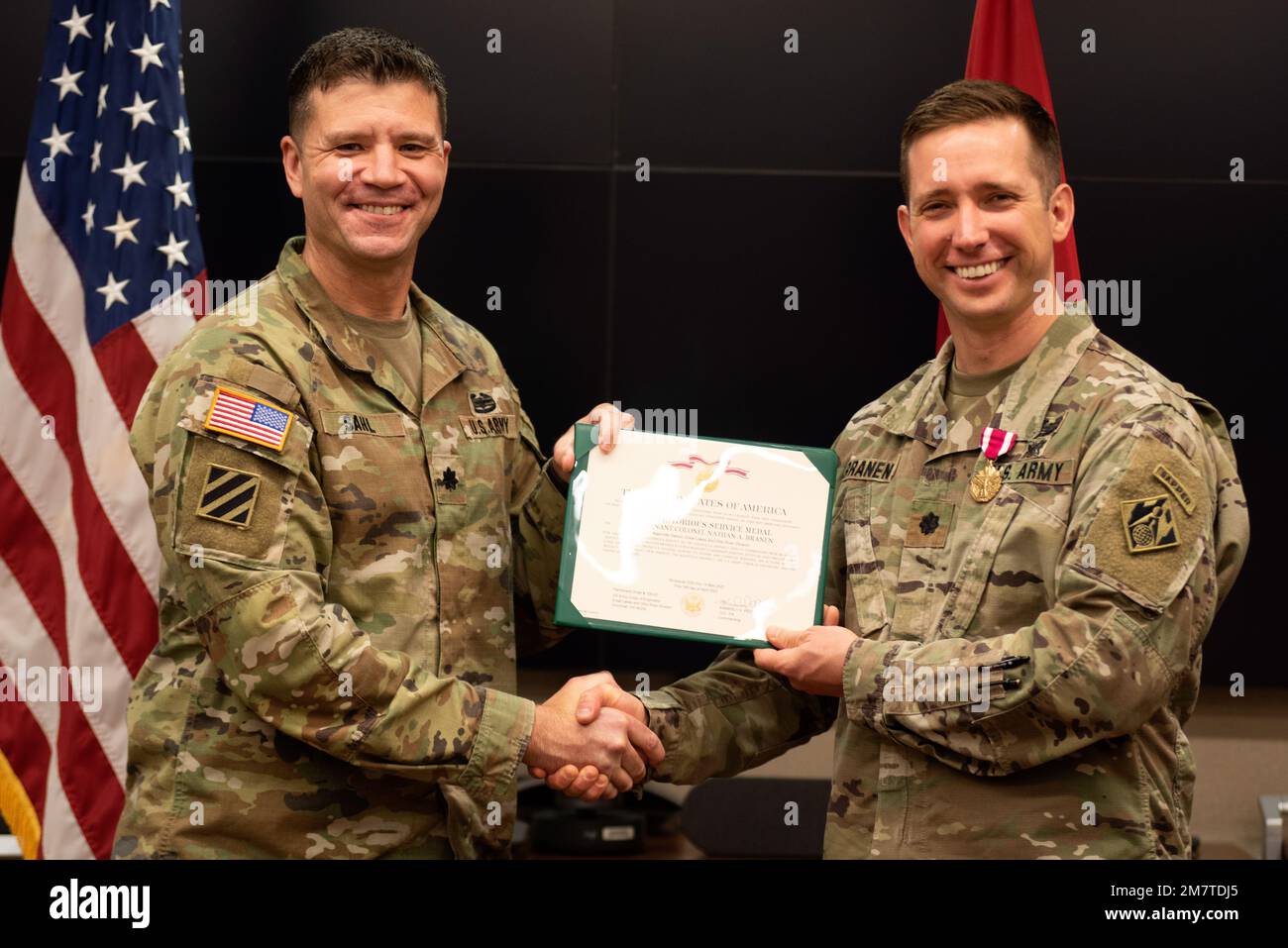 Lieutenant-colonel Joseph Sahl (à gauche), États-Unis Le commandant du ...