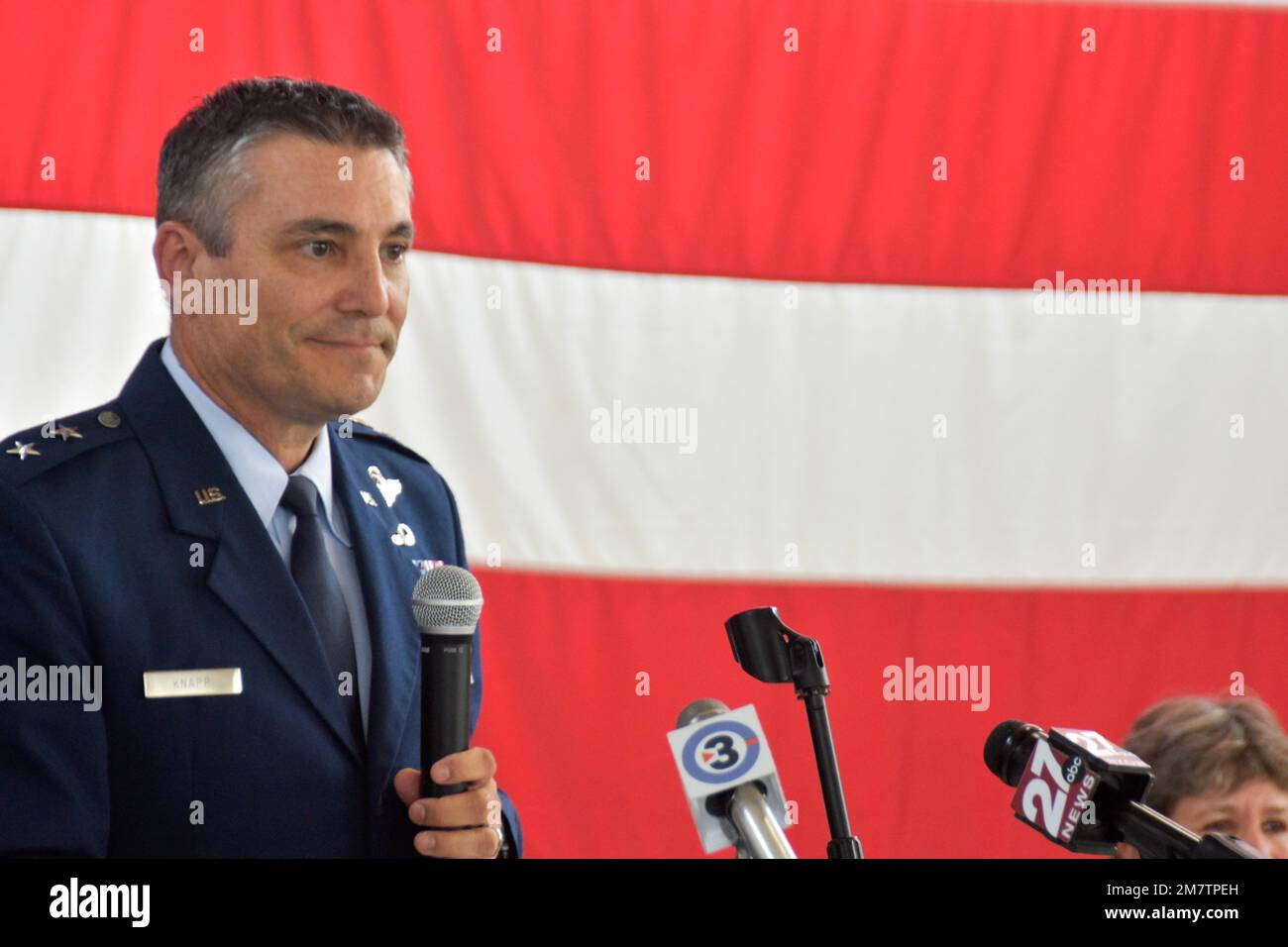 Le général de division Paul Knapp, adjudant général du Wisconsin, parle ...