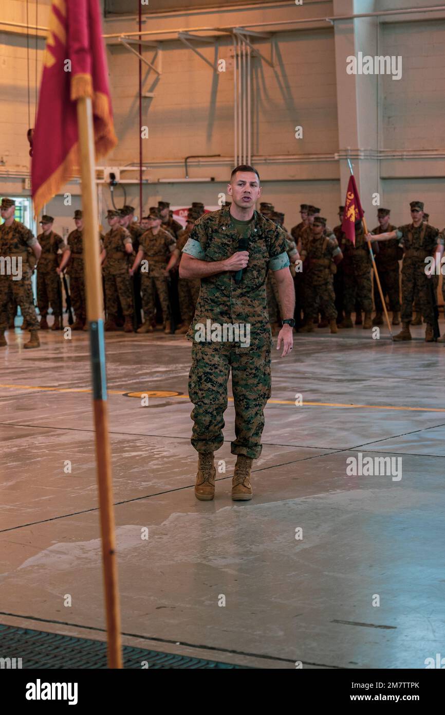 ÉTATS-UNIS Le lieutenant-colonel Joshua Onuska, commandant entrant de l ...