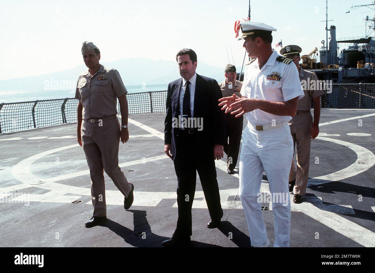 Le secrétaire adjoint de la Marine John S. Herrington (au centre) lors ...