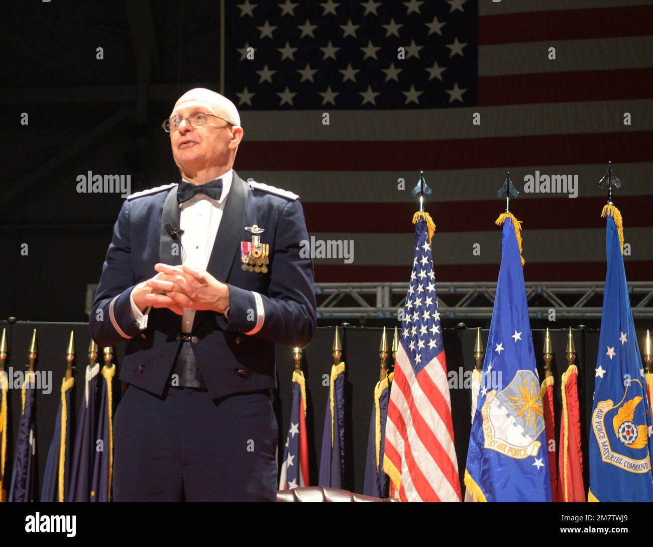 Le général Arnold W. Bunch, Jr., commandant du commandement du matériel de la Force aérienne, s ...
