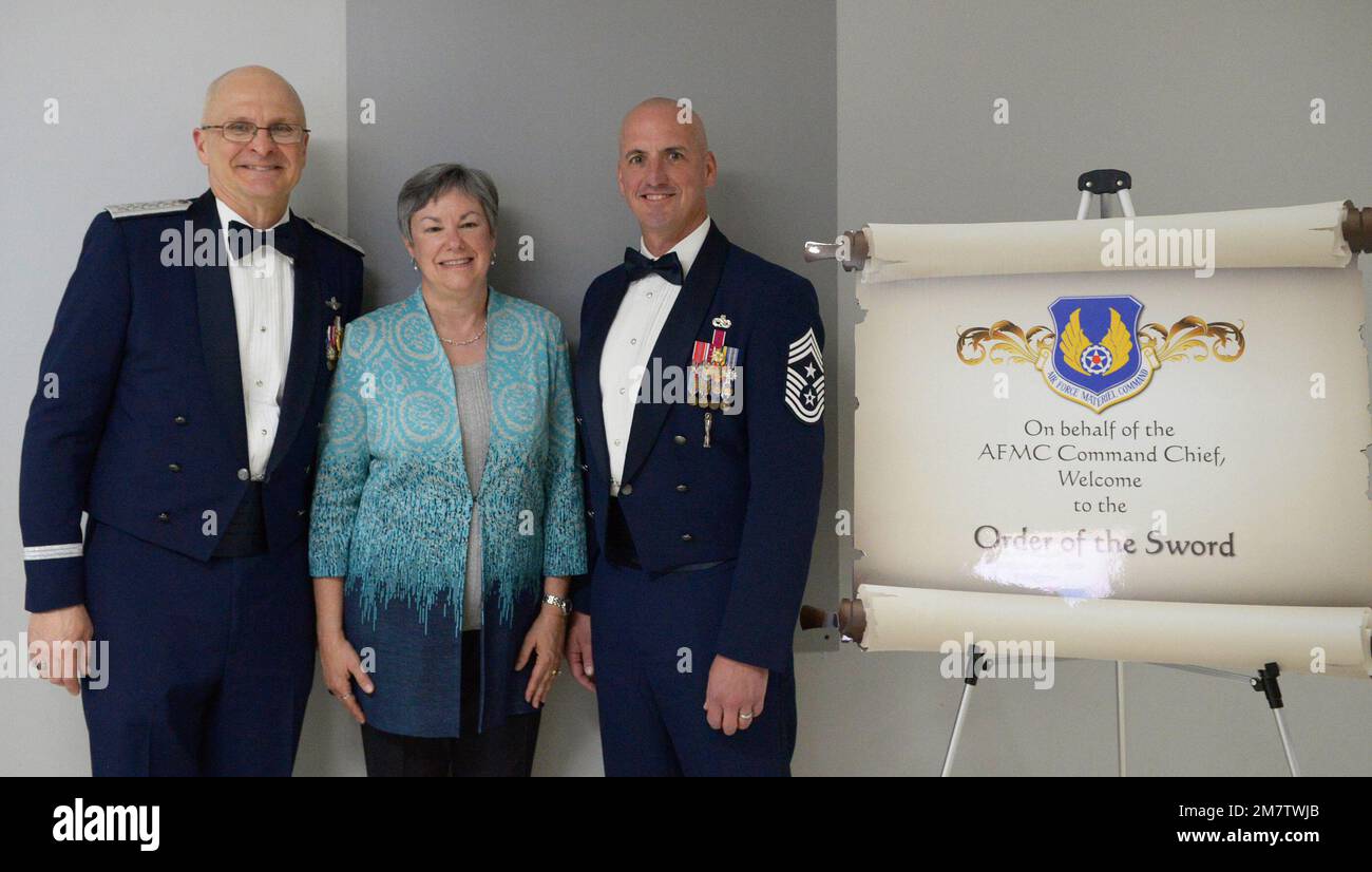 Le général Arnold W. Bunch, Jr., commandant du commandement du matériel ...