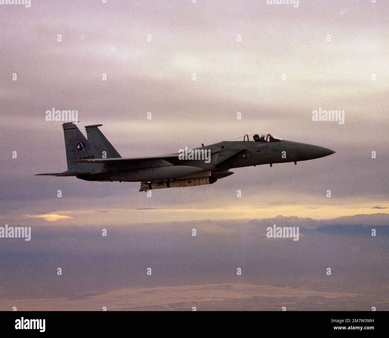 Vue aérienne droite d'un avion F-15 Eagle muni d'une arme anti ...