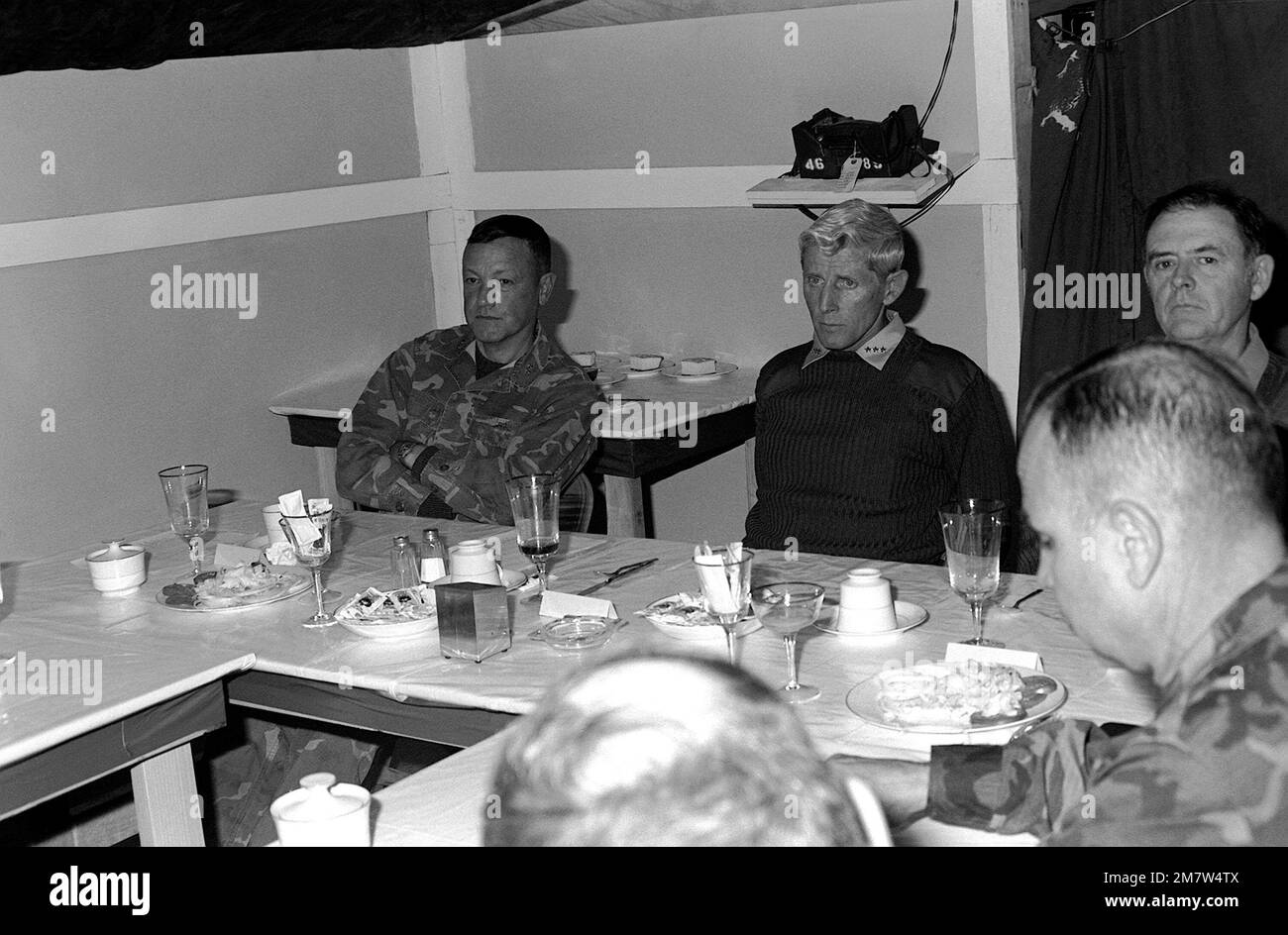 Commander of amphibious force 7th fleet Banque d'images noir et blanc ...