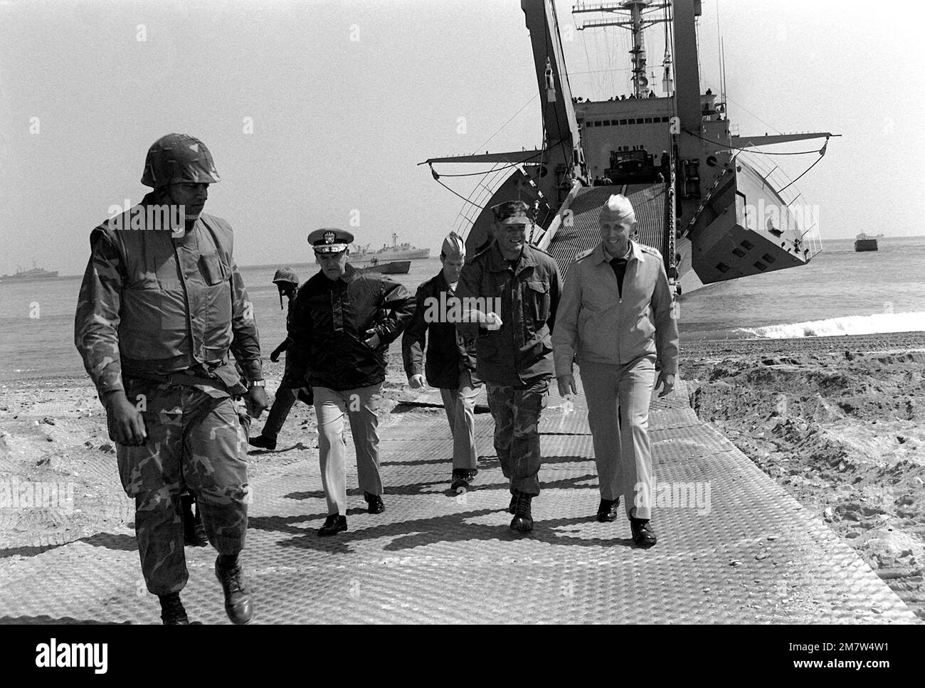 Commander of amphibious force 7th fleet Banque de photographies et d’images à haute résolution ...