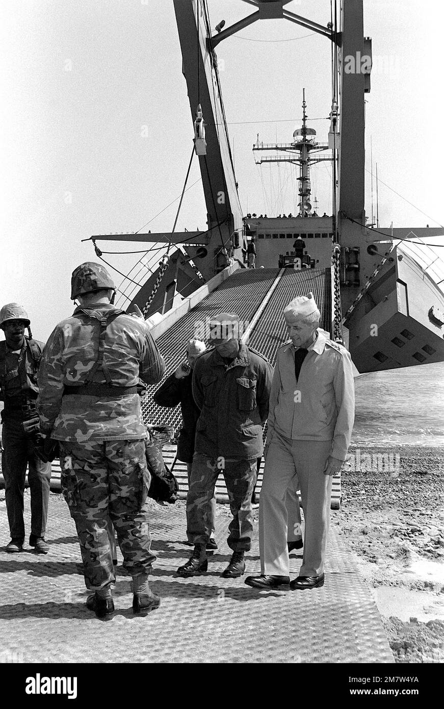 Commander of amphibious force 7th fleet Banque d'images noir et blanc ...
