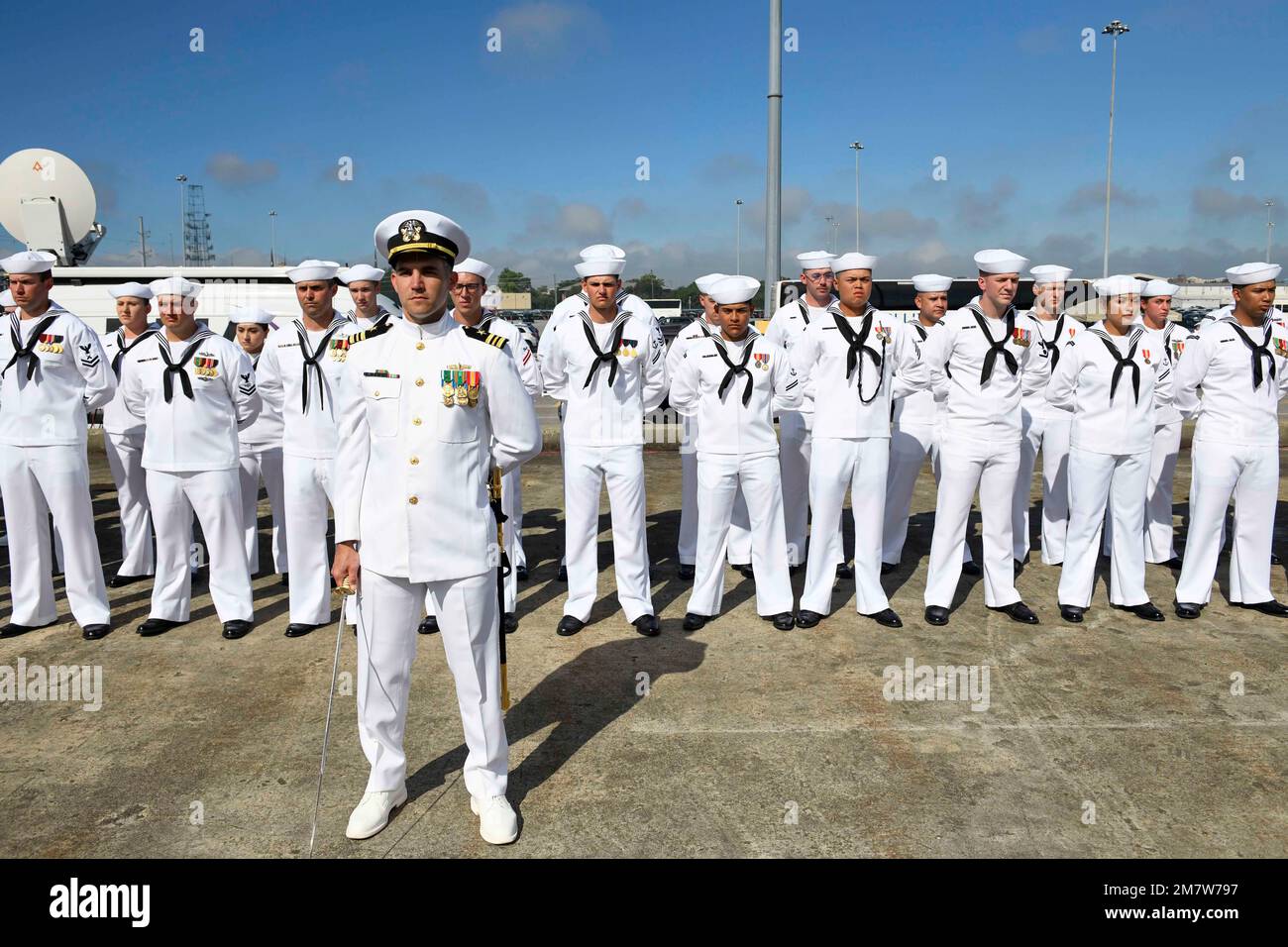 Des marins se tiennent en formation pendant la mise en service du destroyer de classe Arleigh ...