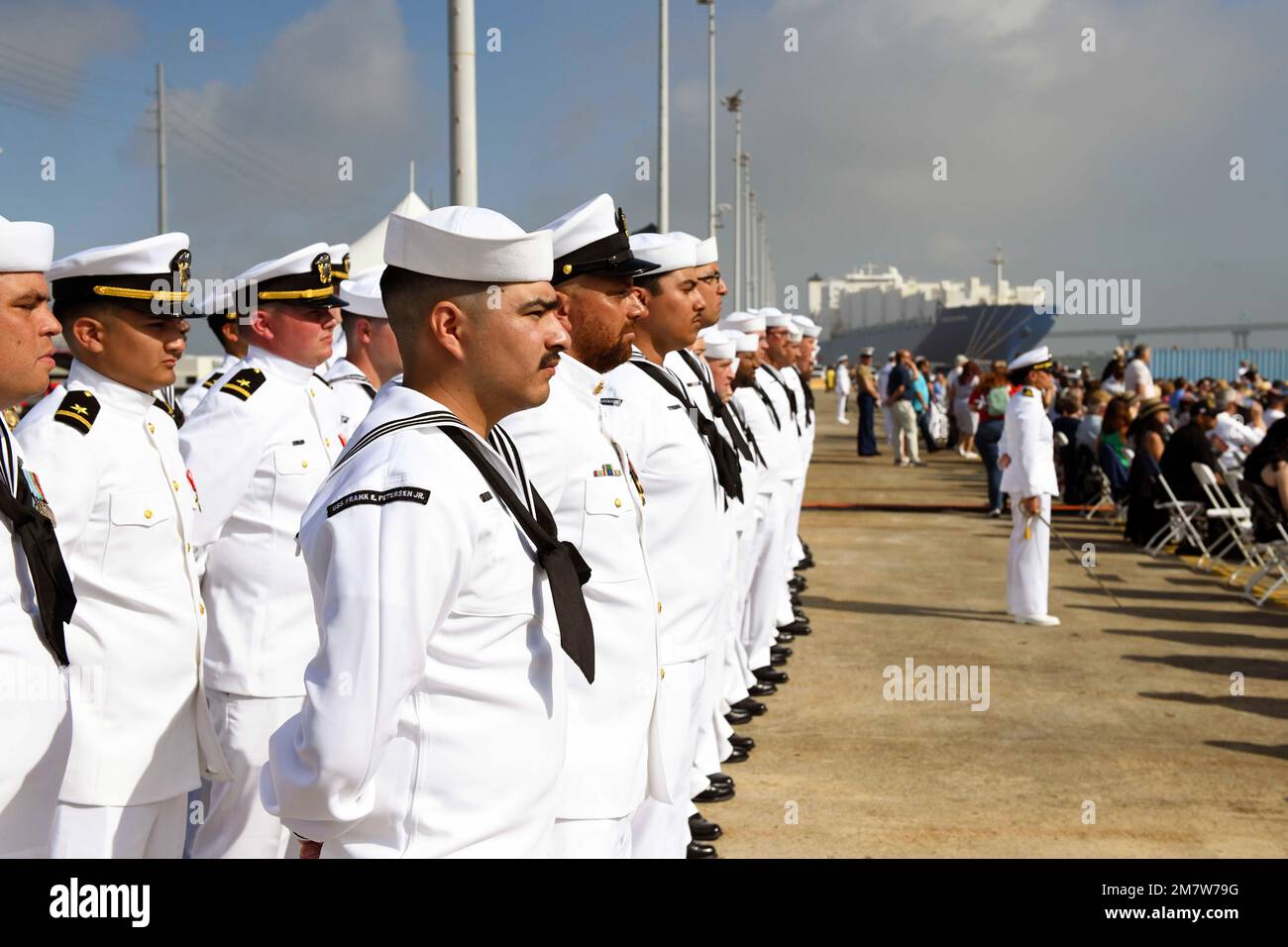 Des marins se tiennent en formation pendant la mise en service du destroyer de classe Arleigh ...