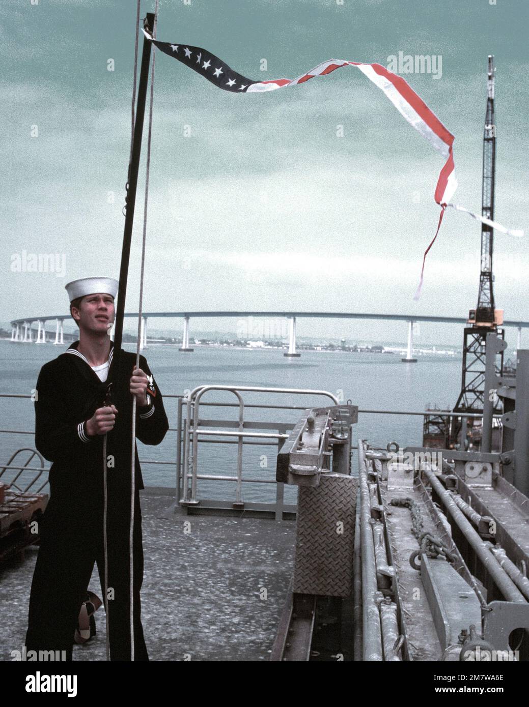 Signalman 3rd classe (SM3) Michael Keltz élève le pennant de mise en ...