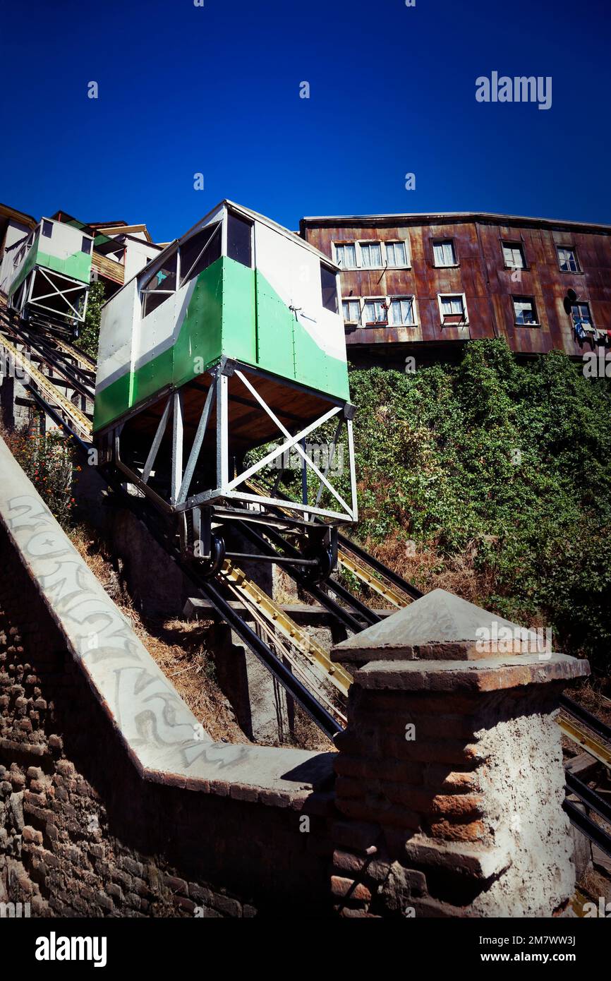 Valparaiso funicular elevator Banque de photographies et d’images à ...