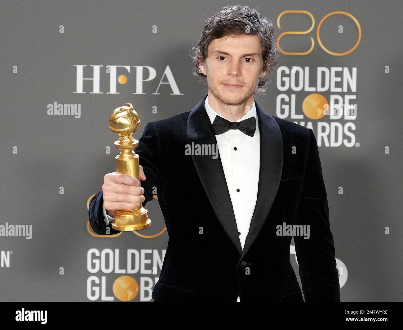 Evan Peters, pose avec le meilleur acteur dans une série limitée ou d ...