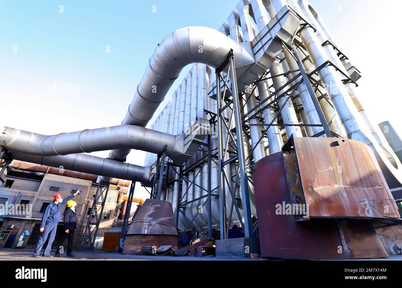 ZHANGYE, CHINE - 10 JANVIER 2023 - des techniciens vérifient le ...