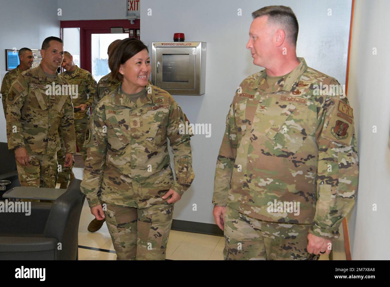 Le Sgt. Principal de la Force aérienne Joanne S. Bass parle avec le ...