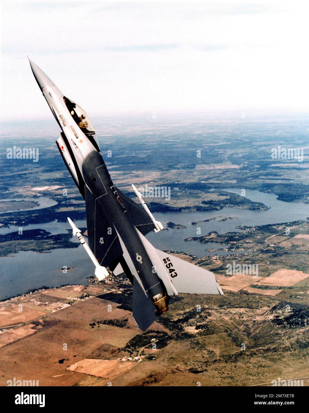 Vue aérienne à gauche d'un F-16 Fighting Falcon lors d'une montée ...