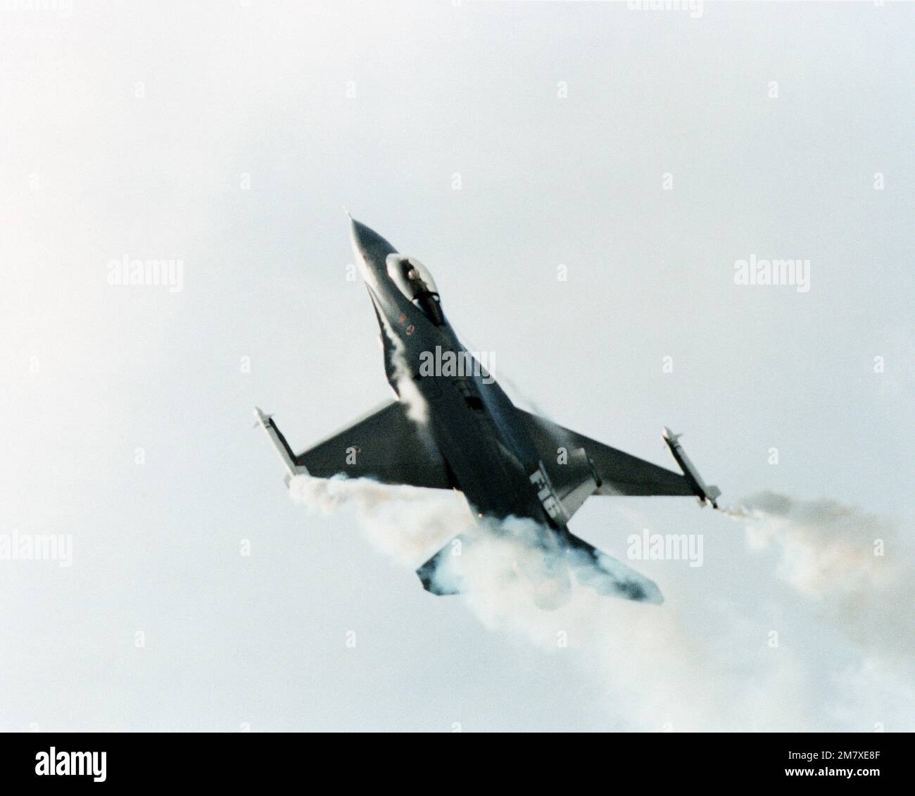 Vue aérienne arrière d'un F-16 Fighting Falcon lors d'une montée ...