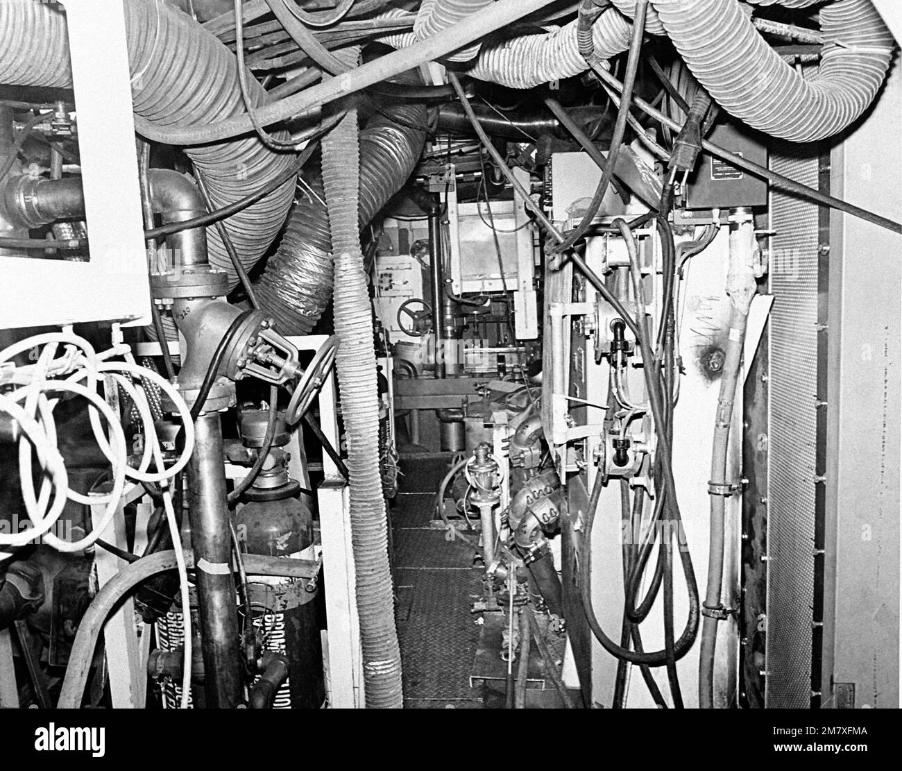 Vue intérieure de la salle de machines auxiliaires n° 1 sur la frégate ...