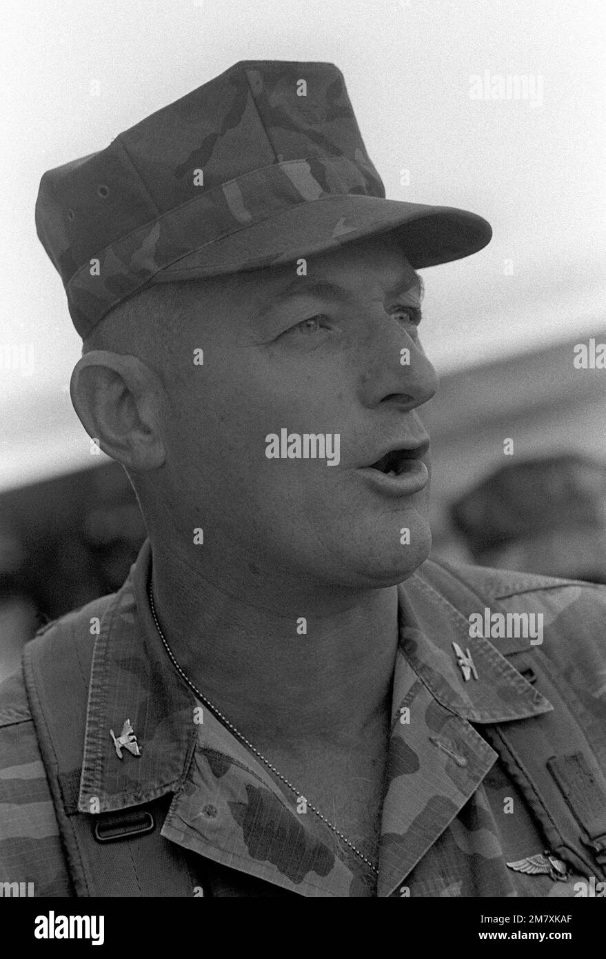Le colonel James M. Mead, commandant de l'unité amphibie marine de 32nd ...