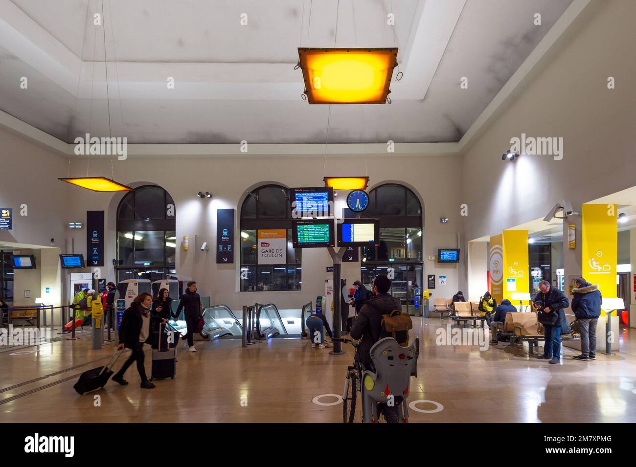 Railway station gare de toulon Banque de photographies et d’images à haute résolution - Alamy
